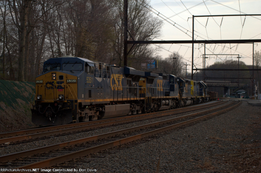 CSX ES40DC 5351 leads Q418-22